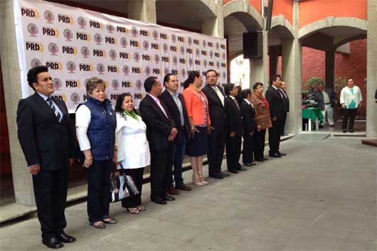 Rinde la bancada del PRD honores a la bandera en el congreso